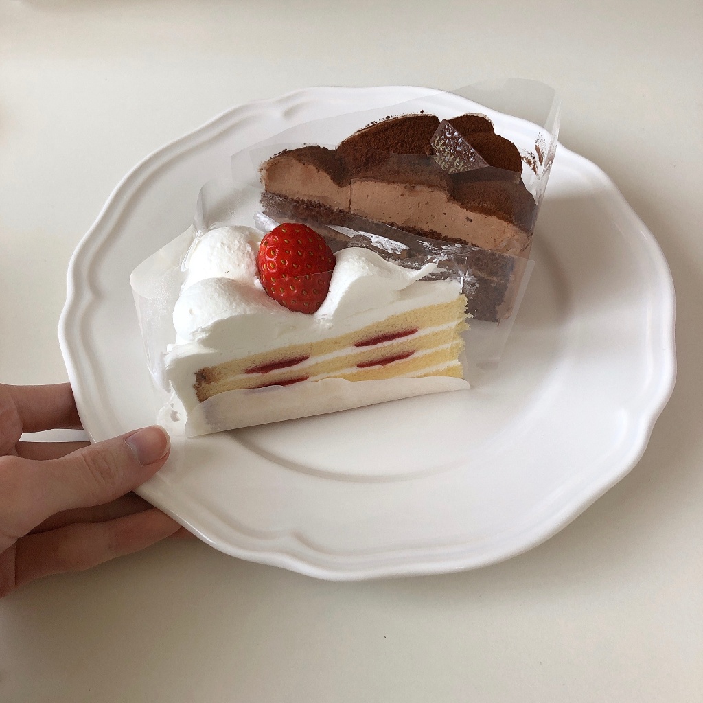 【中評価】ローソン Uchi Cafe’ パーティーケーキ 苺＆チョコの感想・クチコミ・値段・価格情報【もぐナビ】