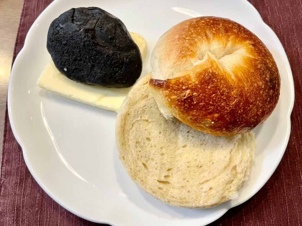 【高評価】「【AZU BAGELクリームチーズ無し便12】 - AZU BAGEL 黒ごまあんバターサンド」のクチコミ・評価 - やにゃさん