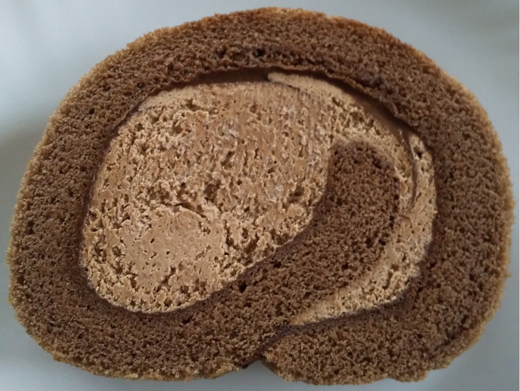 【中評価】セブンイレブン THE SEVEN SWEETS カカオ72％のチョコ使用 ショコラロールケーキの感想・クチコミ・商品情報【もぐナビ】