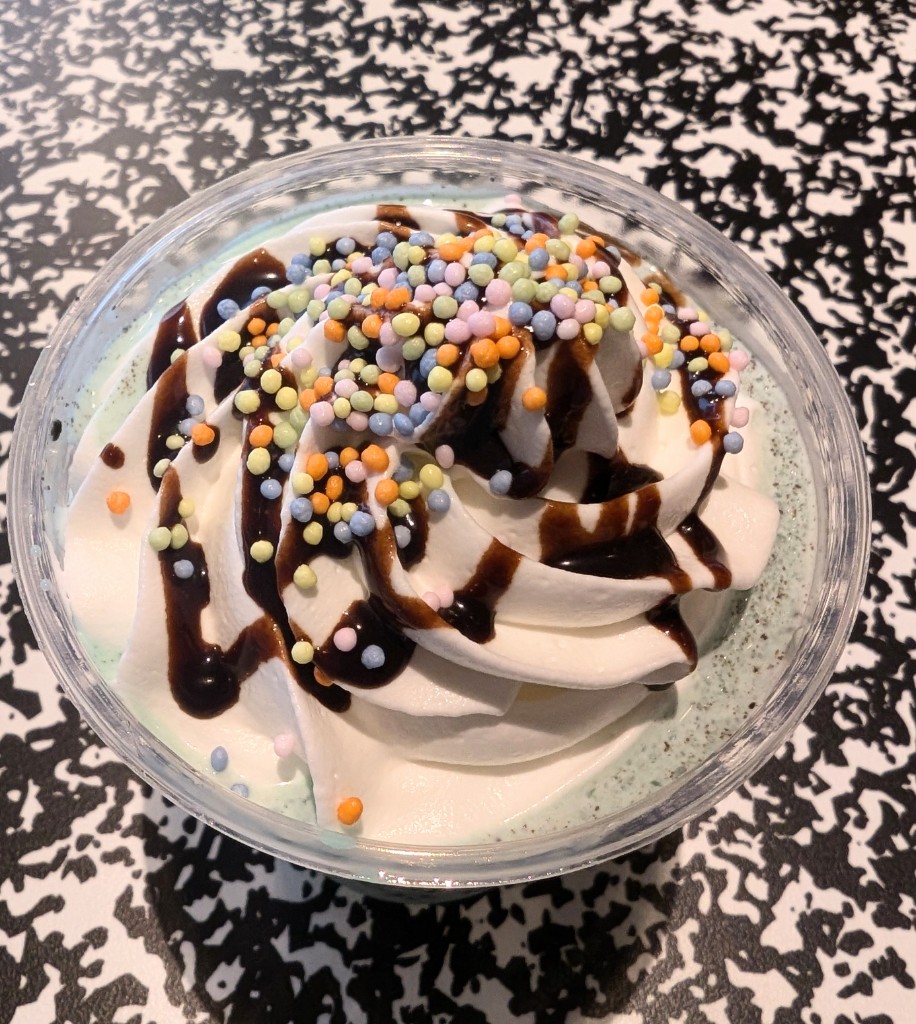 【中評価】「初夏らしい爽やかな新作 やさしい甘さ... - マクドナルド マックカフェ バイ バリスタ オレオ クッキー」のクチコミ・評価 ...