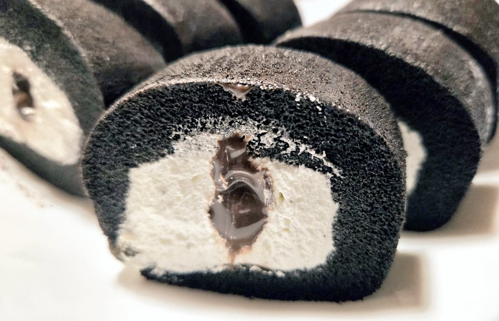 【高評価】「【黒いもち食感ロールミルク&チョコ】 ロ... - ローソン Uchi Cafe’ 黒い もち食感ロール」のクチコミ・評価 - glaceさん