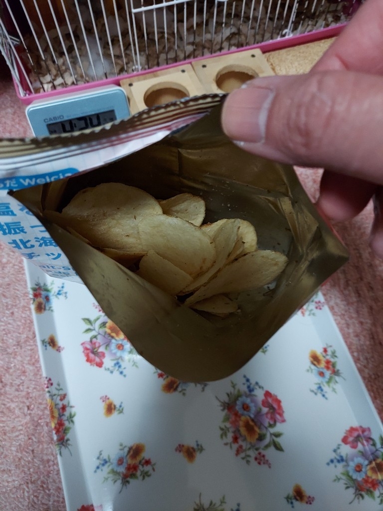 【中評価】ウェルシア からだwelcia 塩をサッと振っただけの北海道産新じゃがチップスの感想・クチコミ・商品情報【もぐナビ】