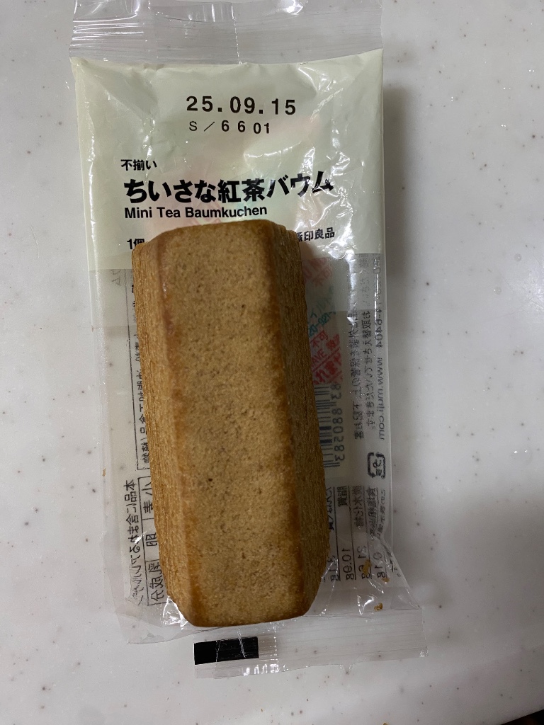 【中評価】「他の味より好き😊紅茶バウム。 しっとり具... - 無印良品 不揃い 紅茶バウム」のクチコミ・評価 - gologoloさん